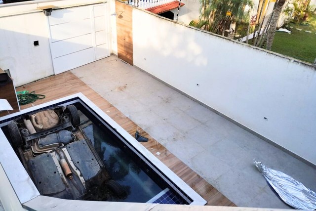 Mulher morre afogada após carro cair dentro de piscina de casa