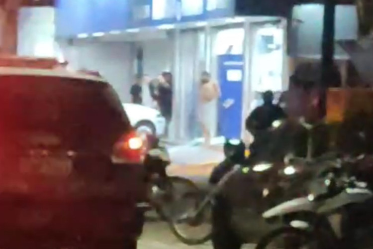 PM resgata criança feita de refém por homem em farmácia em Fortaleza PM resgata criança feita de refém por homem em farmácia em Fortaleza